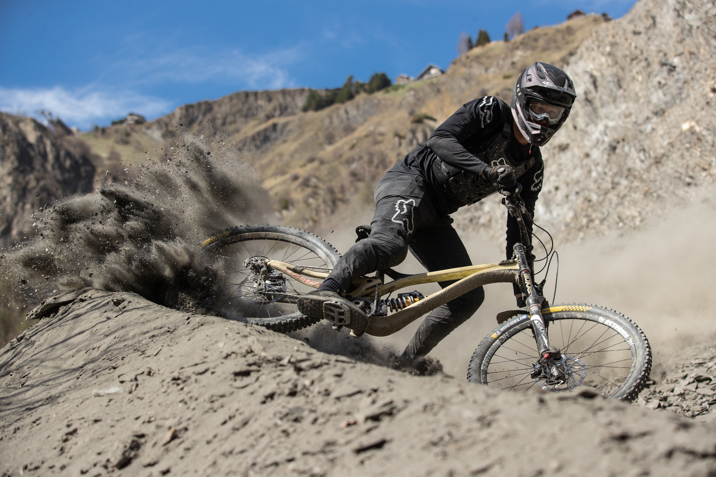 COMMENCAL NEWS Rent-Your-Bike-in-our-Showrooms-or-Partner-Stores